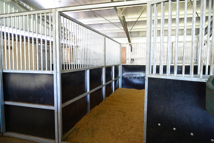 Rubber stables - Rubber makeshift stables - Portable Horse Stable ...